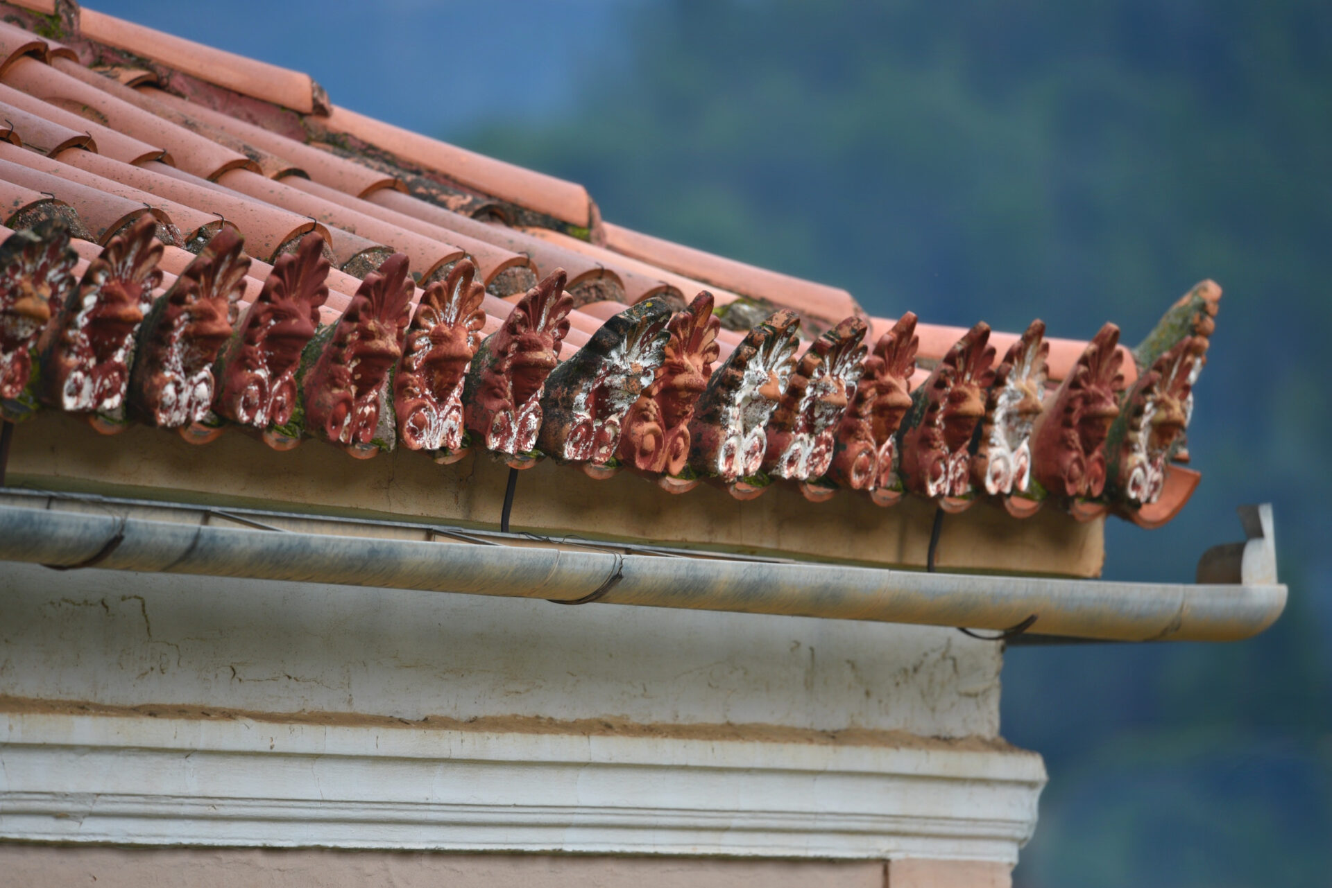 Akrokeramo: The Timeless Beauty of Greek Roof Ornaments - Elxis